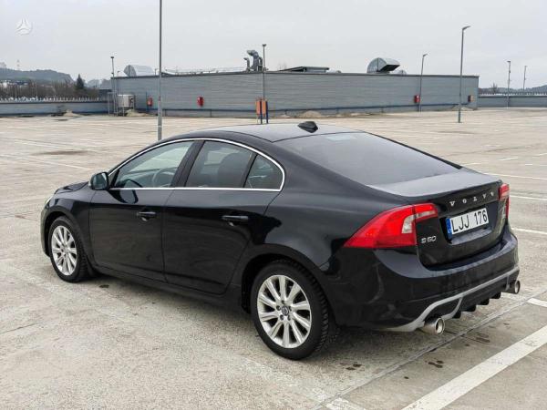 Black Volvo S60 2010 in Vilnius, with an engine capacity of 2.40 L and mileage of 331 thousand km for 5000 €, photo 3 on AUTOMOTO.COM.LV