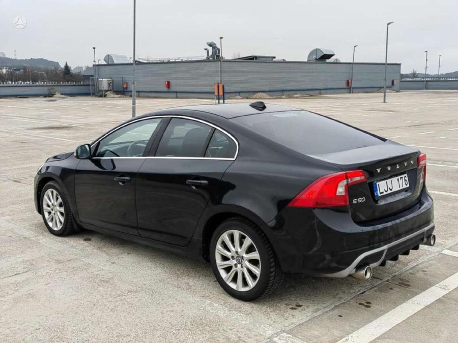 Black Volvo S60 2010 in Vilnius, with an engine capacity of 2.40 L and mileage of 331 thousand km for 5000 €, photo 3 on AUTOMOTO.COM.LV