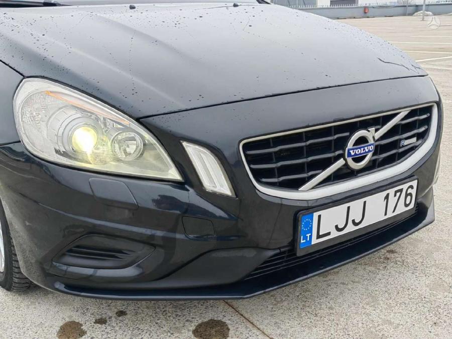 Black Volvo S60 2010 in Vilnius, with an engine capacity of 2.40 L and mileage of 331 thousand km for 5000 €, photo 4 on AUTOMOTO.COM.LV