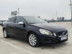 Black Volvo S60 2010 in Vilnius, with an engine capacity of 2.40 L and mileage of 331 thousand km for 5000 €, photo 6 on AUTOMOTO.COM.LV