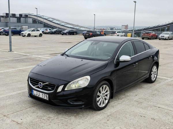 Black Volvo S60 2010 in Vilnius, with an engine capacity of 2.40 L and mileage of 331 thousand km for 5000 €, photo 8 on AUTOMOTO.COM.LV