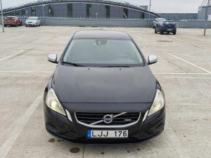 Black Volvo S60 2010 in Vilnius, with an engine capacity of 2.40 L and mileage of 331 thousand km for 5000 €, photo 12 on AUTOMOTO.COM.LV