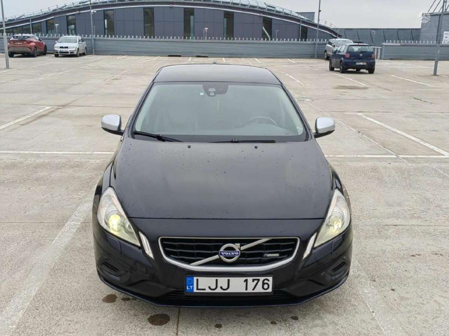 Black Volvo S60 2010 in Vilnius, with an engine capacity of 2.40 L and mileage of 331 thousand km for 5000 €, photo 12 on AUTOMOTO.COM.LV