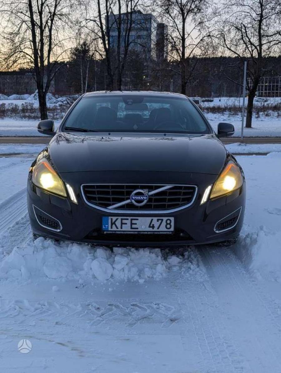 Melns Volvo S60 2010 Viļņa, ar dzinēja tilpumu 2.40 L un nobraukumu 413 tūkst. km par 4500 €, foto 1 vietnē AUTOMOTO.COM.LV