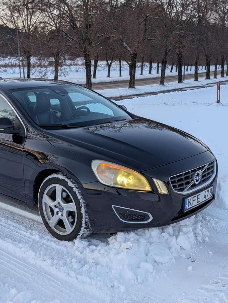 Melns Volvo S60 2010 Viļņa, ar dzinēja tilpumu 2.40 L un nobraukumu 413 tūkst. km par 4500 €, foto 2 vietnē AUTOMOTO.COM.LV