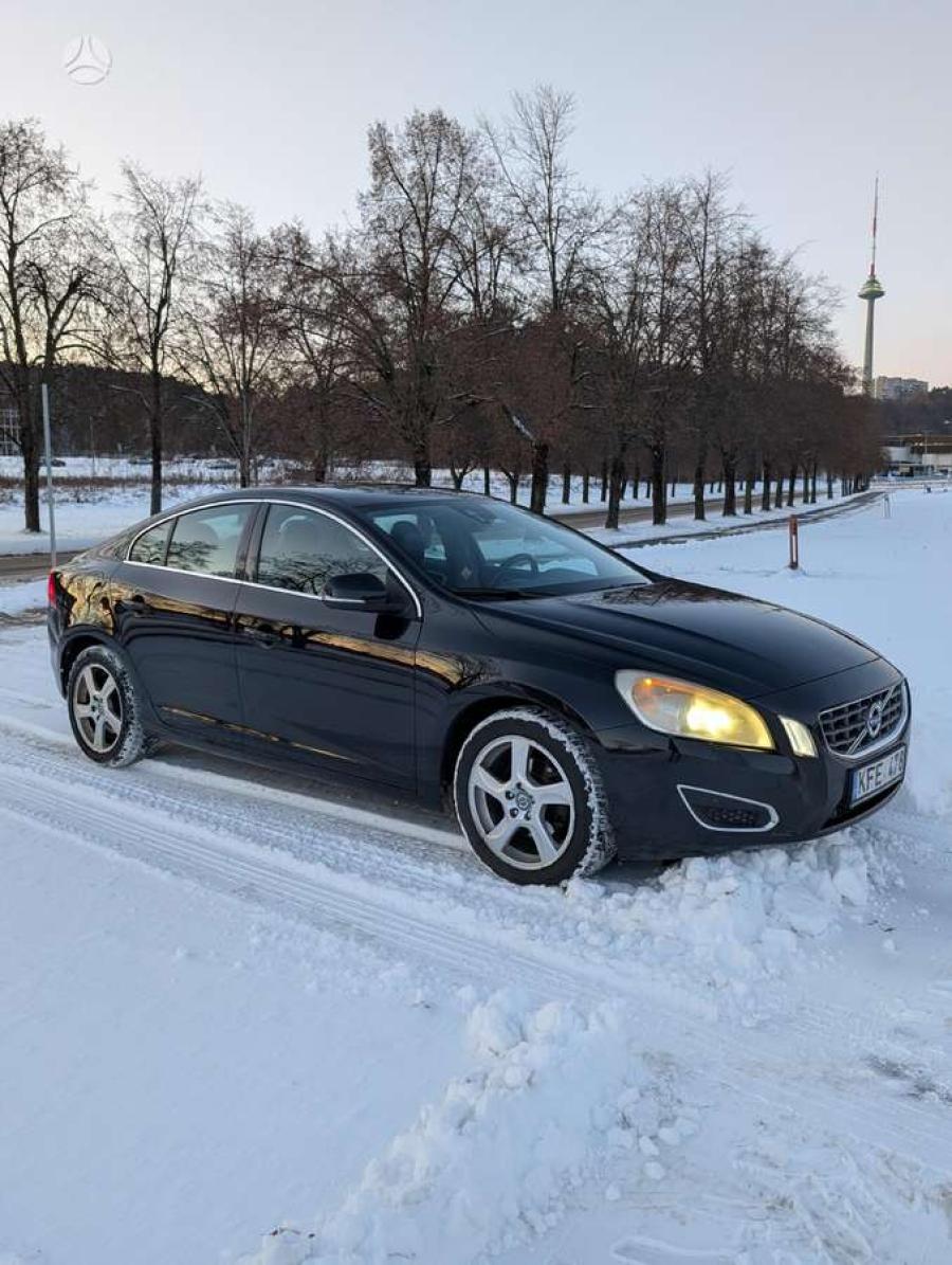 Melns Volvo S60 2010 Viļņa, ar dzinēja tilpumu 2.40 L un nobraukumu 413 tūkst. km par 4500 €, foto 3 vietnē AUTOMOTO.COM.LV
