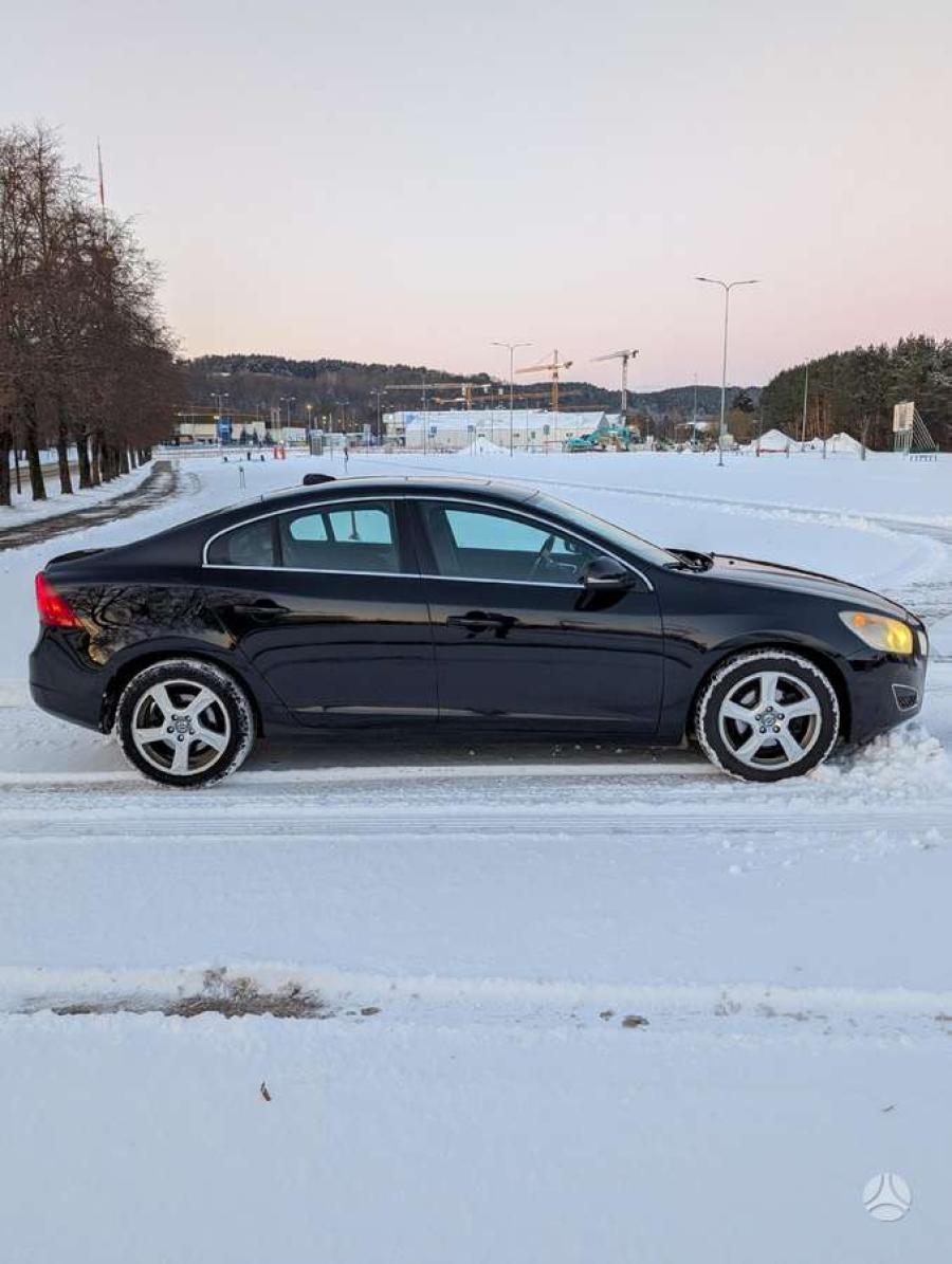 Melns Volvo S60 2010 Viļņa, ar dzinēja tilpumu 2.40 L un nobraukumu 413 tūkst. km par 4500 €, foto 4 vietnē AUTOMOTO.COM.LV