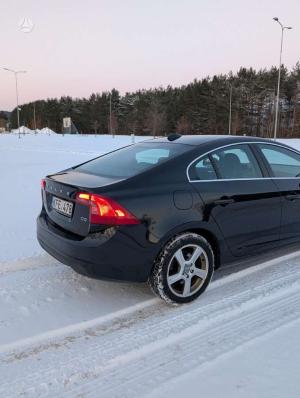 Melns Volvo S60 2010 Viļņa, ar dzinēja tilpumu 2.40 L un nobraukumu 413 tūkst. km par 4500 €, foto 5 vietnē AUTOMOTO.COM.LV