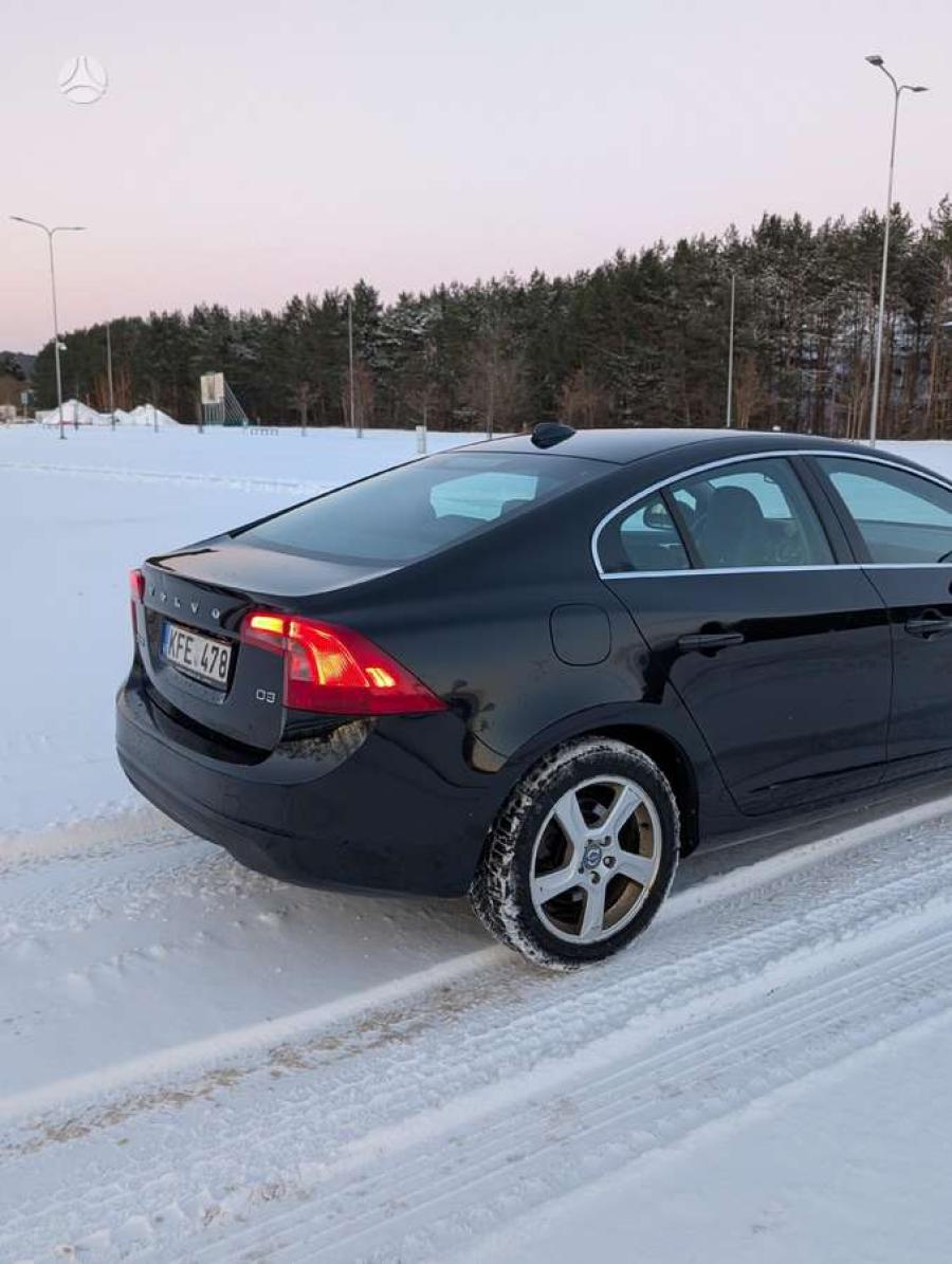 Melns Volvo S60 2010 Viļņa, ar dzinēja tilpumu 2.40 L un nobraukumu 413 tūkst. km par 4500 €, foto 5 vietnē AUTOMOTO.COM.LV