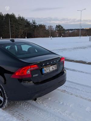 Melns Volvo S60 2010 Viļņa, ar dzinēja tilpumu 2.40 L un nobraukumu 413 tūkst. km par 4500 €, foto 6 vietnē AUTOMOTO.COM.LV