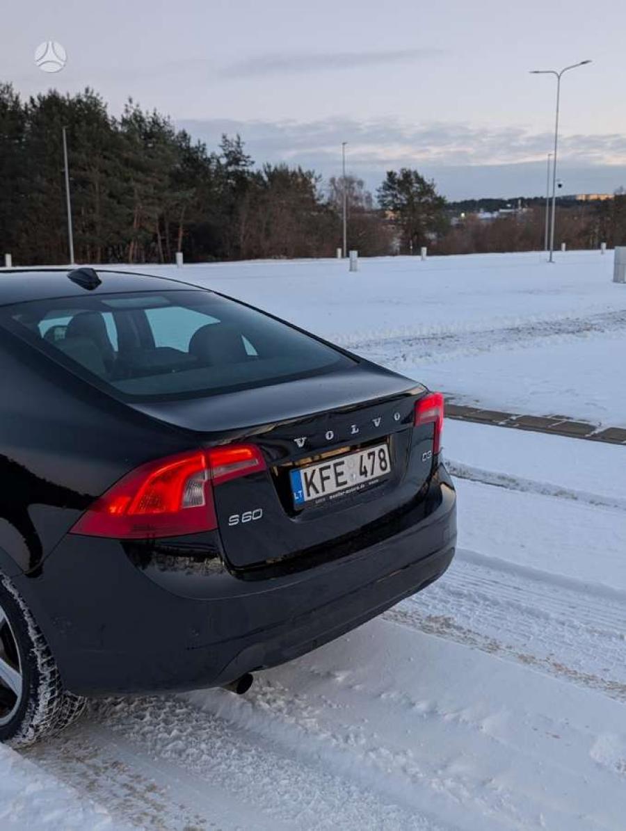 Melns Volvo S60 2010 Viļņa, ar dzinēja tilpumu 2.40 L un nobraukumu 413 tūkst. km par 4500 €, foto 6 vietnē AUTOMOTO.COM.LV