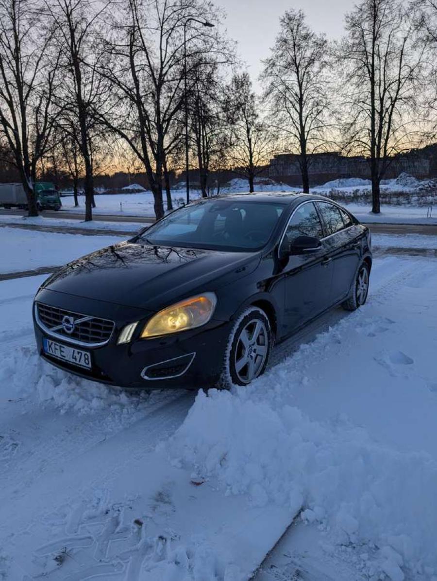 Melns Volvo S60 2010 Viļņa, ar dzinēja tilpumu 2.40 L un nobraukumu 413 tūkst. km par 4500 €, foto 7 vietnē AUTOMOTO.COM.LV