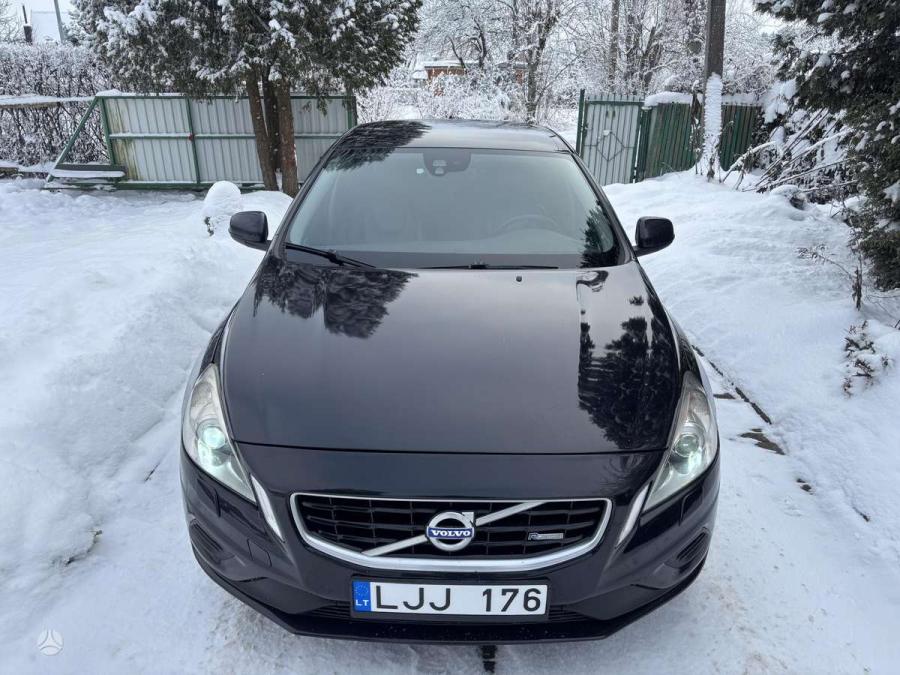 Black Volvo S60 2010 in Vilnius, with an engine capacity of 2.40 L and mileage of 332 thousand km for 6600 €, photo 1 on AUTOMOTO.COM.LV