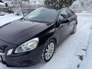 Black Volvo S60 2010 in Vilnius, with an engine capacity of 2.40 L and mileage of 332 thousand km for 6600 €, photo 2 on AUTOMOTO.COM.LV