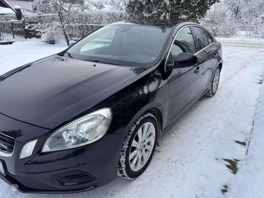 Black Volvo S60 2010 in Vilnius, with an engine capacity of 2.40 L and mileage of 332 thousand km for 6600 €, photo 2 on AUTOMOTO.COM.LV