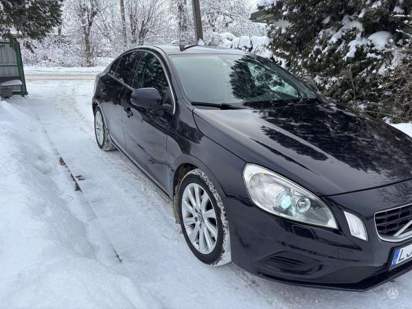 Black Volvo S60 2010 in Vilnius, with an engine capacity of 2.40 L and mileage of 332 thousand km for 6600 €, photo 3 on AUTOMOTO.COM.LV