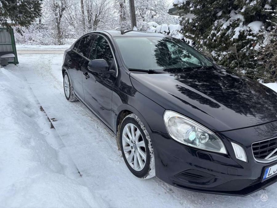 Black Volvo S60 2010 in Vilnius, with an engine capacity of 2.40 L and mileage of 332 thousand km for 6600 €, photo 3 on AUTOMOTO.COM.LV