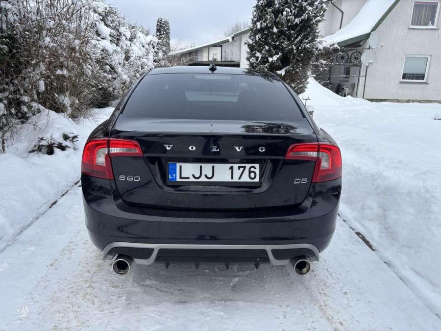 Black Volvo S60 2010 in Vilnius, with an engine capacity of 2.40 L and mileage of 332 thousand km for 6600 €, photo 4 on AUTOMOTO.COM.LV