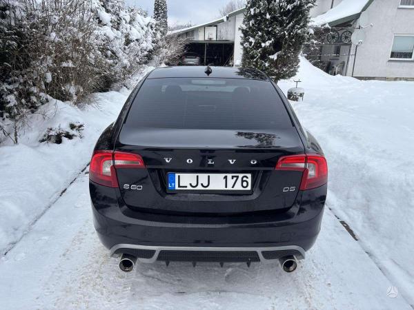 Black Volvo S60 2010 in Vilnius, with an engine capacity of 2.40 L and mileage of 332 thousand km for 6600 €, photo 5 on AUTOMOTO.COM.LV