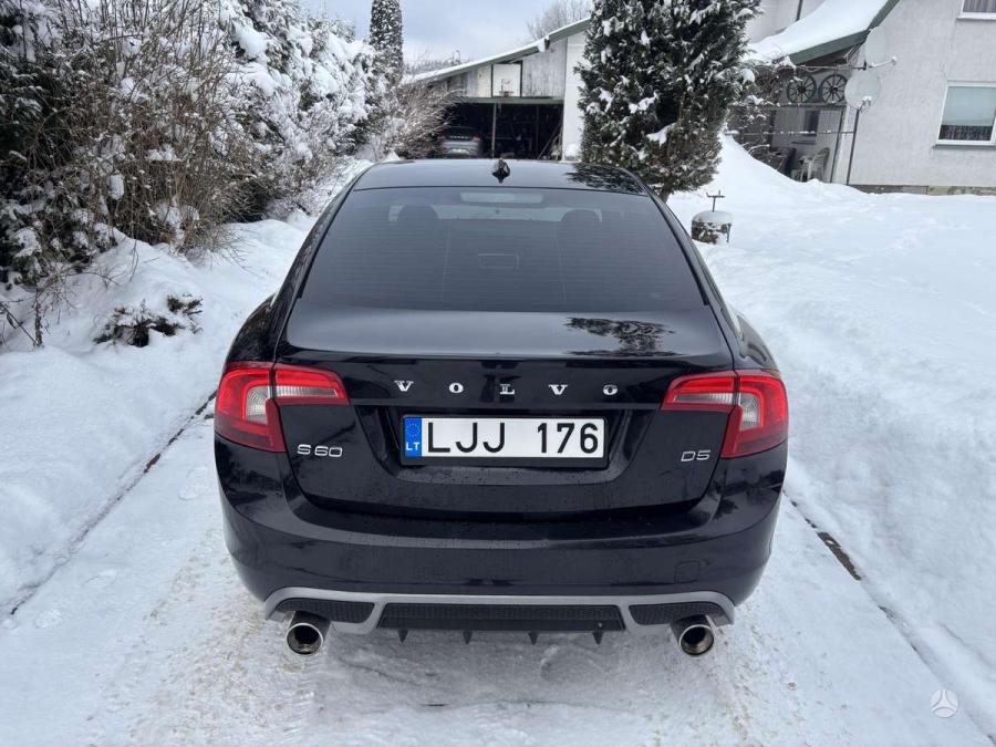 Black Volvo S60 2010 in Vilnius, with an engine capacity of 2.40 L and mileage of 332 thousand km for 6600 €, photo 5 on AUTOMOTO.COM.LV