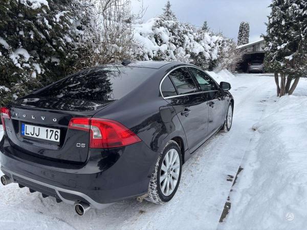 Black Volvo S60 2010 in Vilnius, with an engine capacity of 2.40 L and mileage of 332 thousand km for 6600 €, photo 6 on AUTOMOTO.COM.LV
