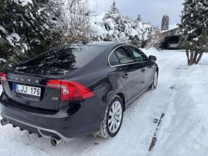 Black Volvo S60 2010 in Vilnius, with an engine capacity of 2.40 L and mileage of 332 thousand km for 6600 €, photo 6 on AUTOMOTO.COM.LV