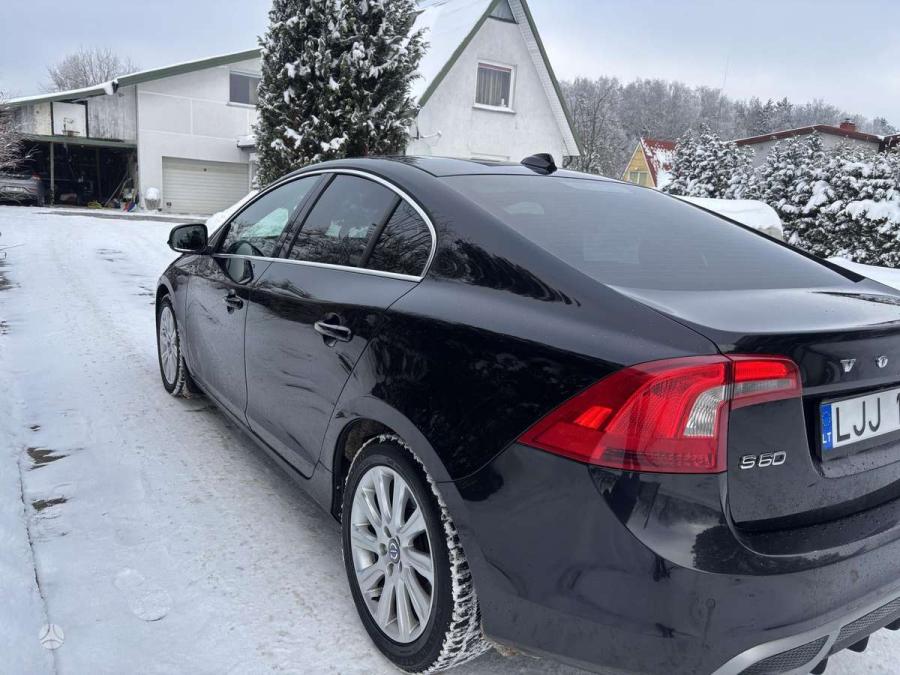 Black Volvo S60 2010 in Vilnius, with an engine capacity of 2.40 L and mileage of 332 thousand km for 6600 €, photo 7 on AUTOMOTO.COM.LV