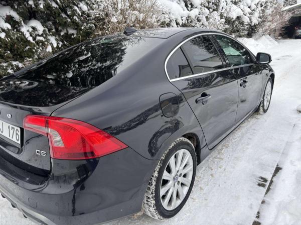 Black Volvo S60 2010 in Vilnius, with an engine capacity of 2.40 L and mileage of 332 thousand km for 6600 €, photo 8 on AUTOMOTO.COM.LV