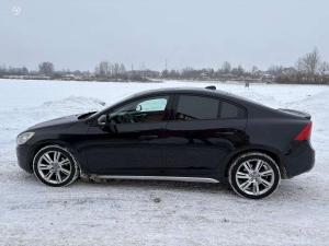Black Volvo S60 2010 in Siauliai, with an engine capacity of 1.98 L and mileage of 372 thousand km for 5600 €, photo 4 on AUTOMOTO.COM.LV