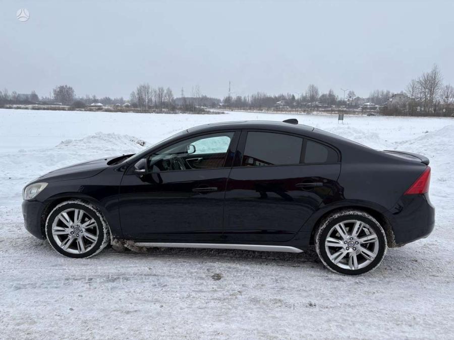 Black Volvo S60 2010 in Siauliai, with an engine capacity of 1.98 L and mileage of 372 thousand km for 5600 €, photo 4 on AUTOMOTO.COM.LV
