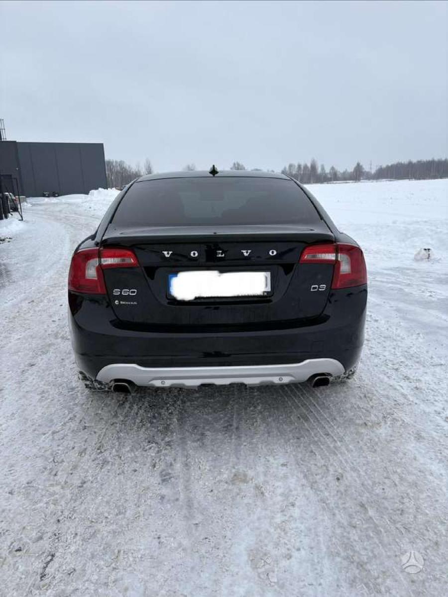 Black Volvo S60 2010 in Siauliai, with an engine capacity of 1.98 L and mileage of 372 thousand km for 5600 €, photo 6 on AUTOMOTO.COM.LV