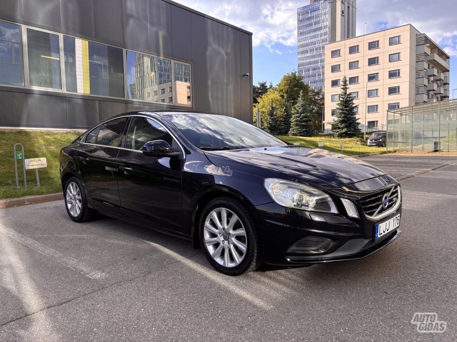 Black Volvo S60 2010 in Vilnius, with an engine capacity of 2.40 L and mileage of 338 thousand km for 6800 €, photo 4 on AUTOMOTO.COM.LV