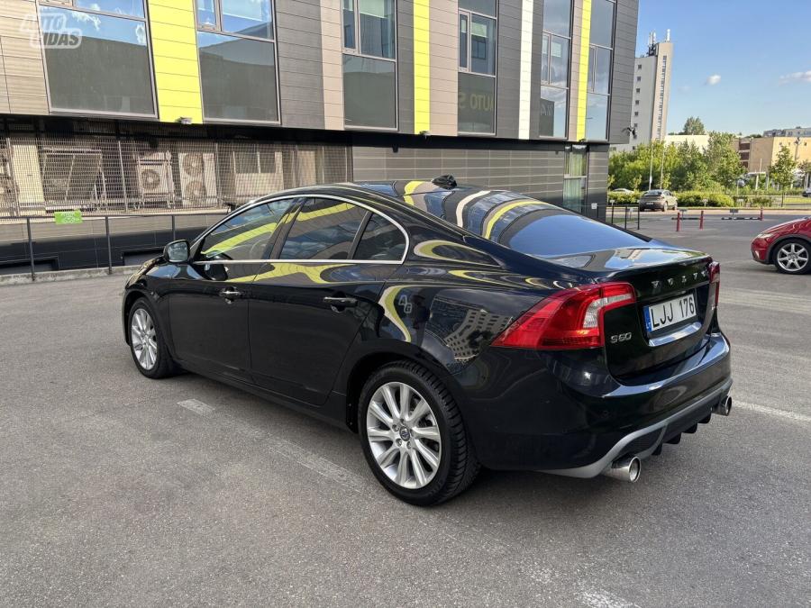 Black Volvo S60 2010 in Vilnius, with an engine capacity of 2.40 L and mileage of 338 thousand km for 6800 €, photo 5 on AUTOMOTO.COM.LV