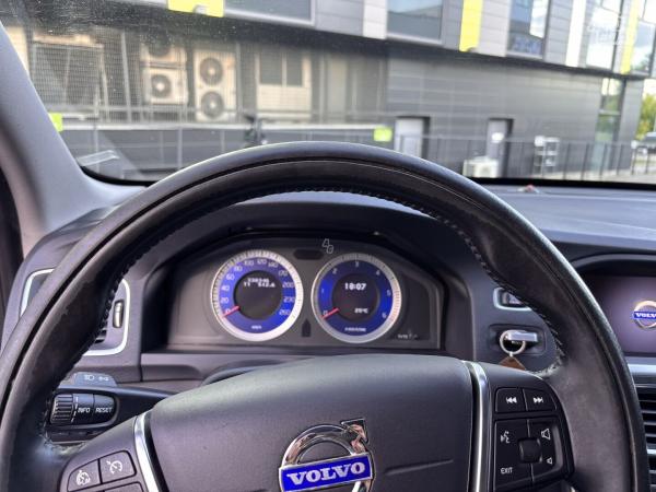Black Volvo S60 2010 in Vilnius, with an engine capacity of 2.40 L and mileage of 338 thousand km for 6800 €, photo 9 on AUTOMOTO.COM.LV