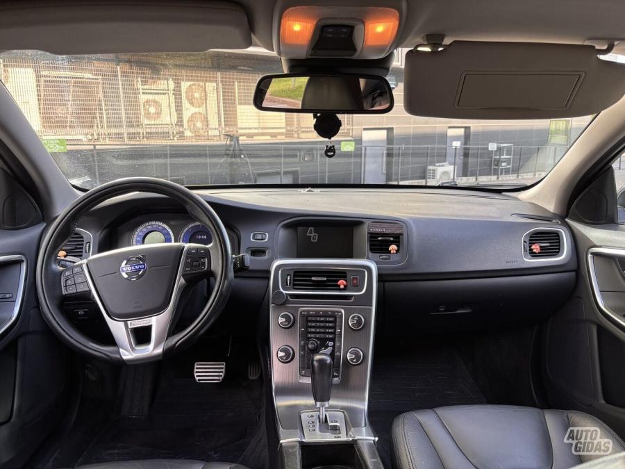 Black Volvo S60 2010 in Vilnius, with an engine capacity of 2.40 L and mileage of 338 thousand km for 6800 €, photo 14 on AUTOMOTO.COM.LV