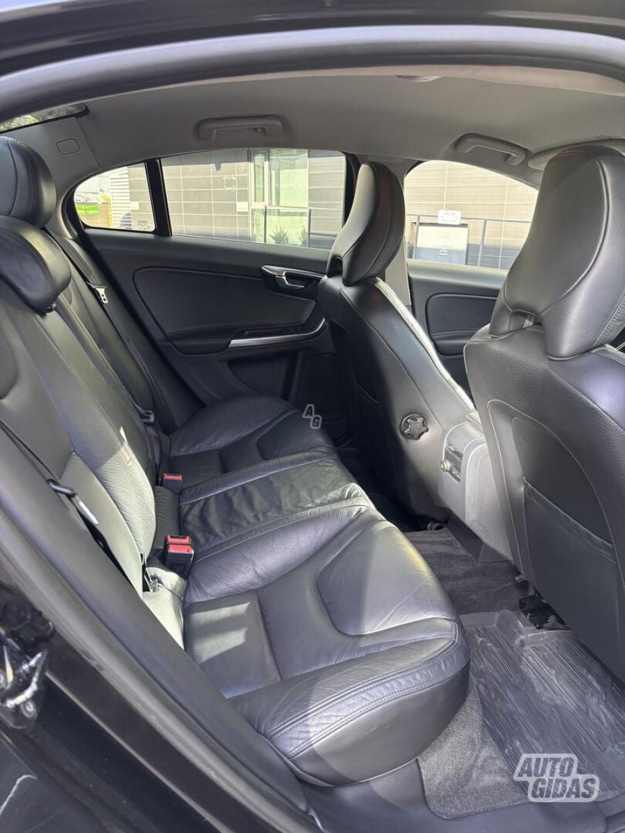 Black Volvo S60 2010 in Vilnius, with an engine capacity of 2.40 L and mileage of 338 thousand km for 6800 €, photo 15 on AUTOMOTO.COM.LV