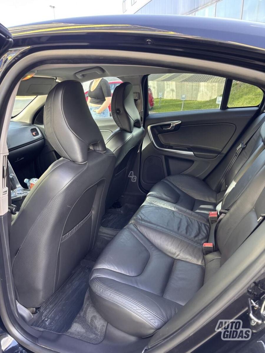 Black Volvo S60 2010 in Vilnius, with an engine capacity of 2.40 L and mileage of 338 thousand km for 6800 €, photo 16 on AUTOMOTO.COM.LV