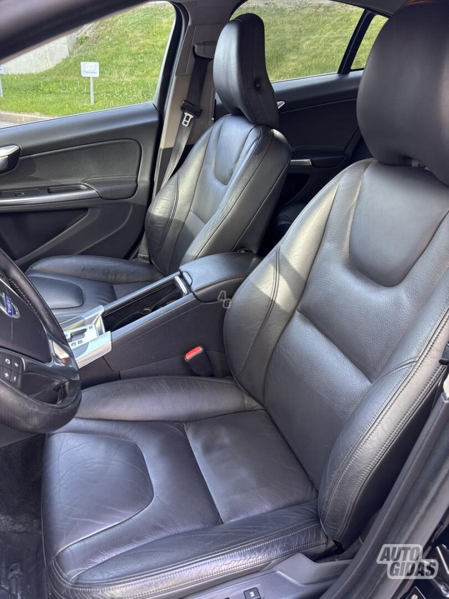 Black Volvo S60 2010 in Vilnius, with an engine capacity of 2.40 L and mileage of 338 thousand km for 6800 €, photo 17 on AUTOMOTO.COM.LV
