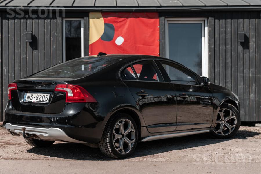 Black Volvo S60 2010 in Riga, with an engine capacity of 2.00 L and mileage of 298 thousand km for 4900 €, photo 5 on AUTOMOTO.COM.LV