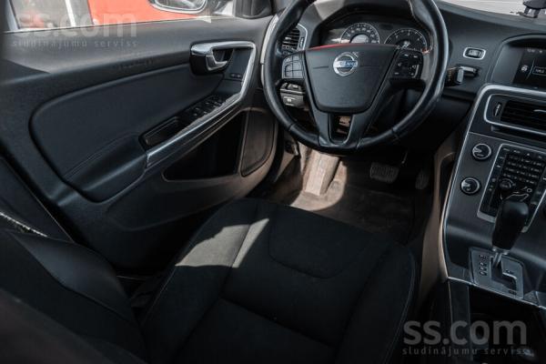 Black Volvo S60 2010 in Riga, with an engine capacity of 2.00 L and mileage of 298 thousand km for 4900 €, photo 6 on AUTOMOTO.COM.LV