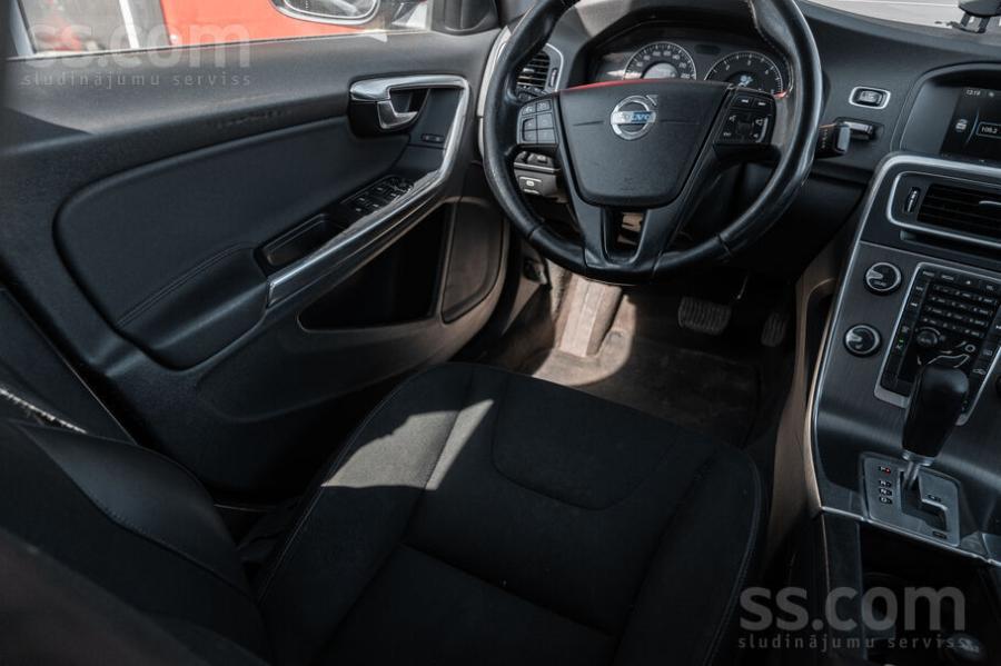 Black Volvo S60 2010 in Riga, with an engine capacity of 2.00 L and mileage of 298 thousand km for 4900 €, photo 7 on AUTOMOTO.COM.LV