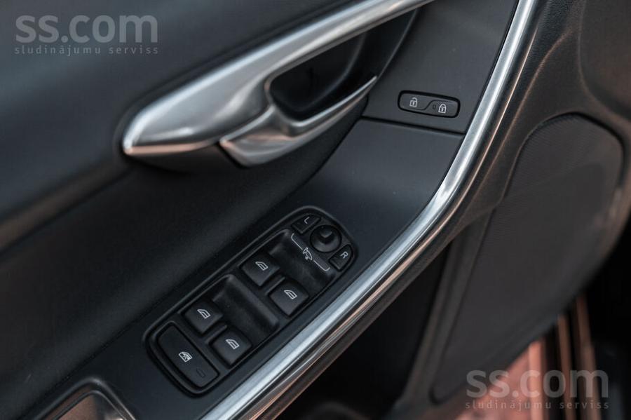 Black Volvo S60 2010 in Riga, with an engine capacity of 2.00 L and mileage of 298 thousand km for 4900 €, photo 13 on AUTOMOTO.COM.LV
