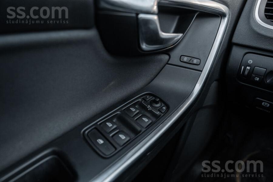 Black Volvo S60 2010 in Riga, with an engine capacity of 2.00 L and mileage of 298 thousand km for 4900 €, photo 16 on AUTOMOTO.COM.LV