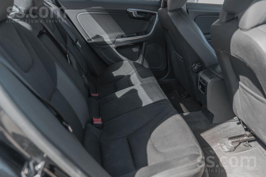 Black Volvo S60 2010 in Riga, with an engine capacity of 2.00 L and mileage of 298 thousand km for 4900 €, photo 18 on AUTOMOTO.COM.LV