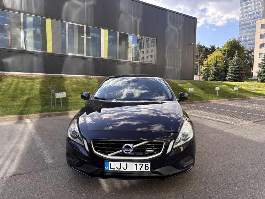 Melns Volvo S60 2010 Viļņa, ar dzinēja tilpumu 2.40 L un nobraukumu 339 tūkst. km par 5500 €, foto 1 vietnē AUTOMOTO.COM.LV