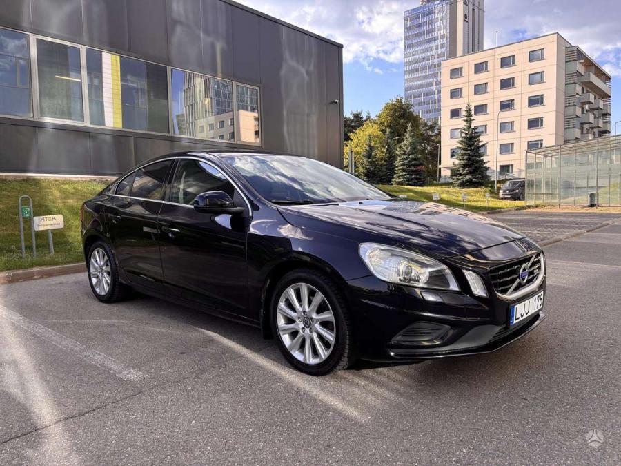 Melns Volvo S60 2010 Viļņa, ar dzinēja tilpumu 2.40 L un nobraukumu 339 tūkst. km par 5500 €, foto 3 vietnē AUTOMOTO.COM.LV