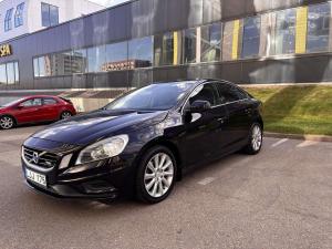 Melns Volvo S60 2010 Viļņa, ar dzinēja tilpumu 2.40 L un nobraukumu 339 tūkst. km par 5500 €, foto 4 vietnē AUTOMOTO.COM.LV