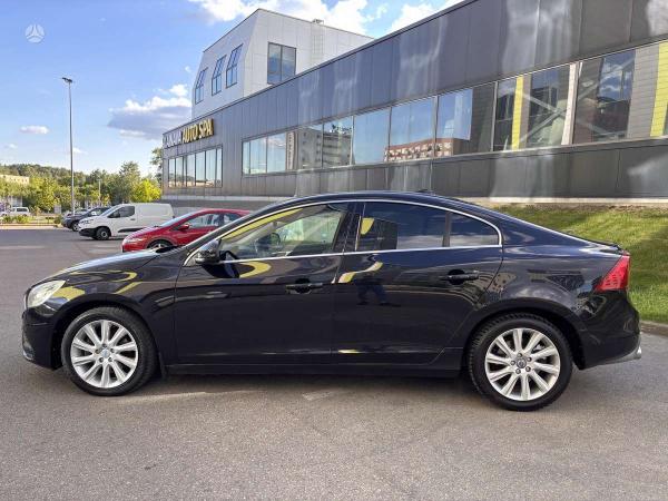Black Volvo S60 2010 in Vilnius, with an engine capacity of 2.40 L and mileage of 339 thousand km for 5500 €, photo 5 on AUTOMOTO.COM.LV