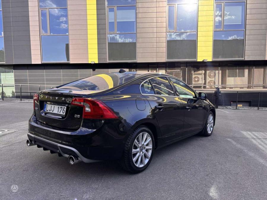 Melns Volvo S60 2010 Viļņa, ar dzinēja tilpumu 2.40 L un nobraukumu 339 tūkst. km par 5500 €, foto 7 vietnē AUTOMOTO.COM.LV