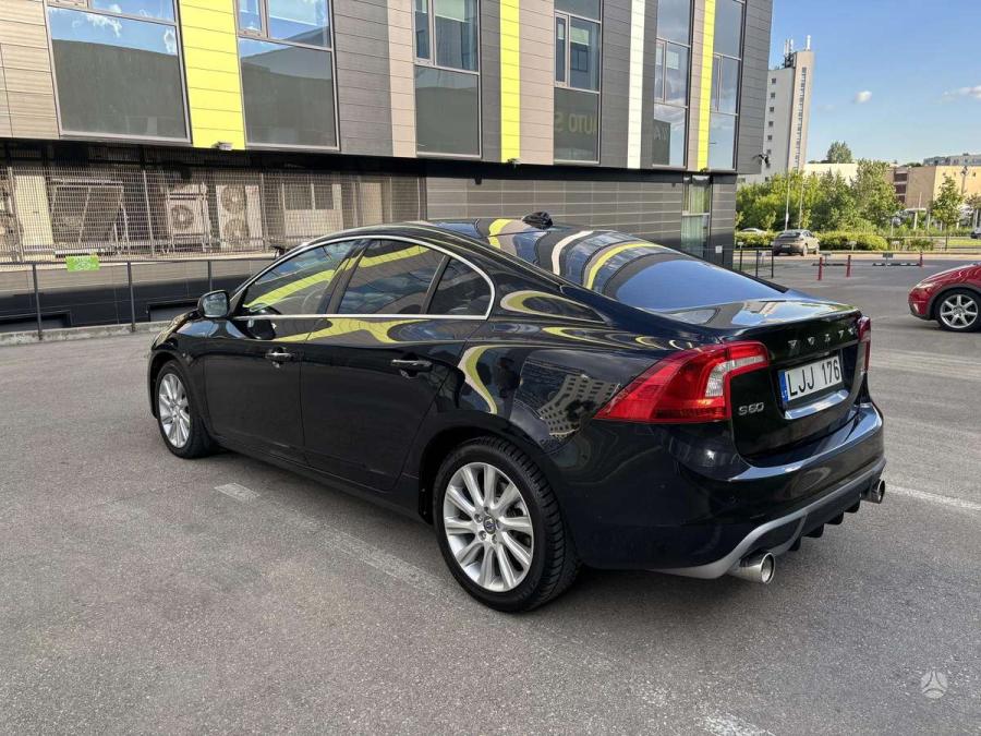Melns Volvo S60 2010 Viļņa, ar dzinēja tilpumu 2.40 L un nobraukumu 339 tūkst. km par 5500 €, foto 8 vietnē AUTOMOTO.COM.LV
